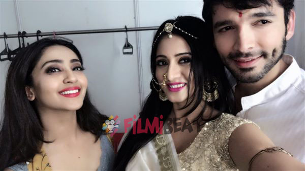 Harshika , Aindritha & Diganth At Hampi Utsav 2017 - Filmibeat