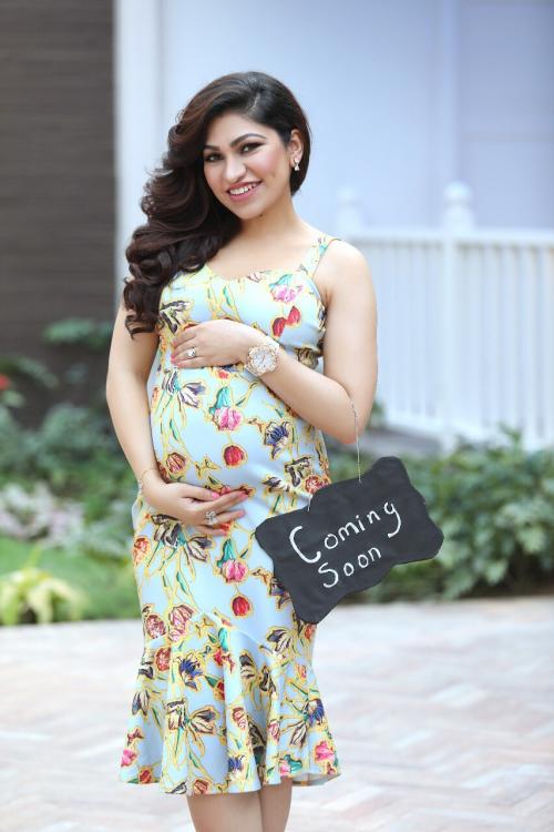 Singer Tulsi Kumar's Maternity Photoshoot With Her Husband Is Too Cute - Filmibeat