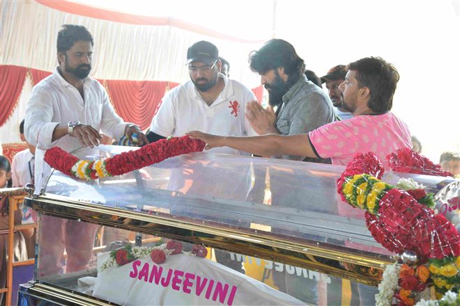 Kannada Film Industry Pays Last Respect To Kashinath - Filmibeat