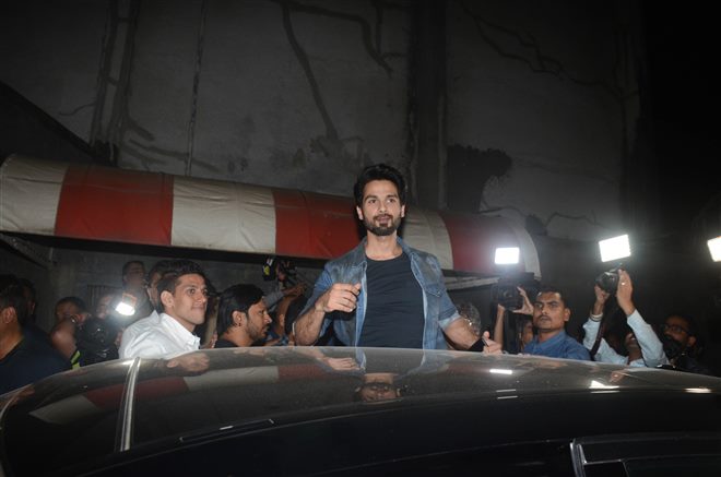 Shahid Kapoor Promote Padmaavat At Chandan Cinema Juhu - Filmibeat