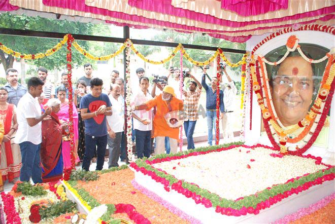 Parvatamma Rajkumar 1st Death Anniversary - Filmibeat