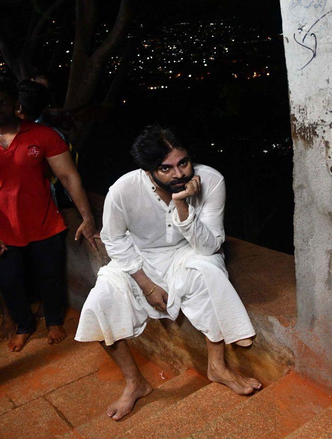 Pawan Kalyan Visits Tirumala Tirupati by Walk - Filmibeat