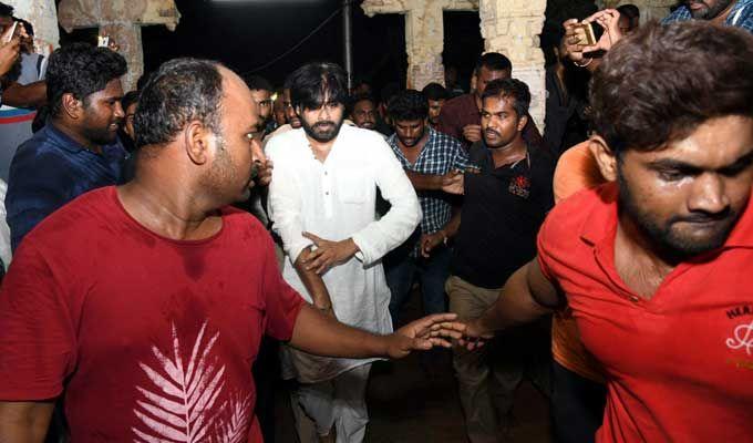 Pawan Kalyan Visits Tirumala Tirupati by Walk - Filmibeat