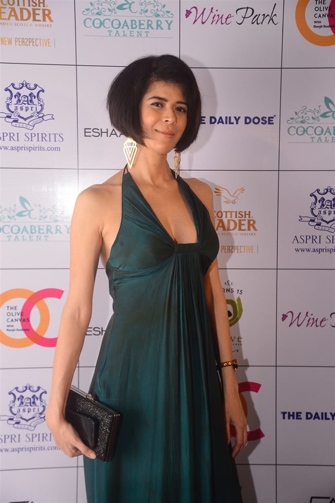 Esha Amin Party With Pooja Chopra - Filmibeat