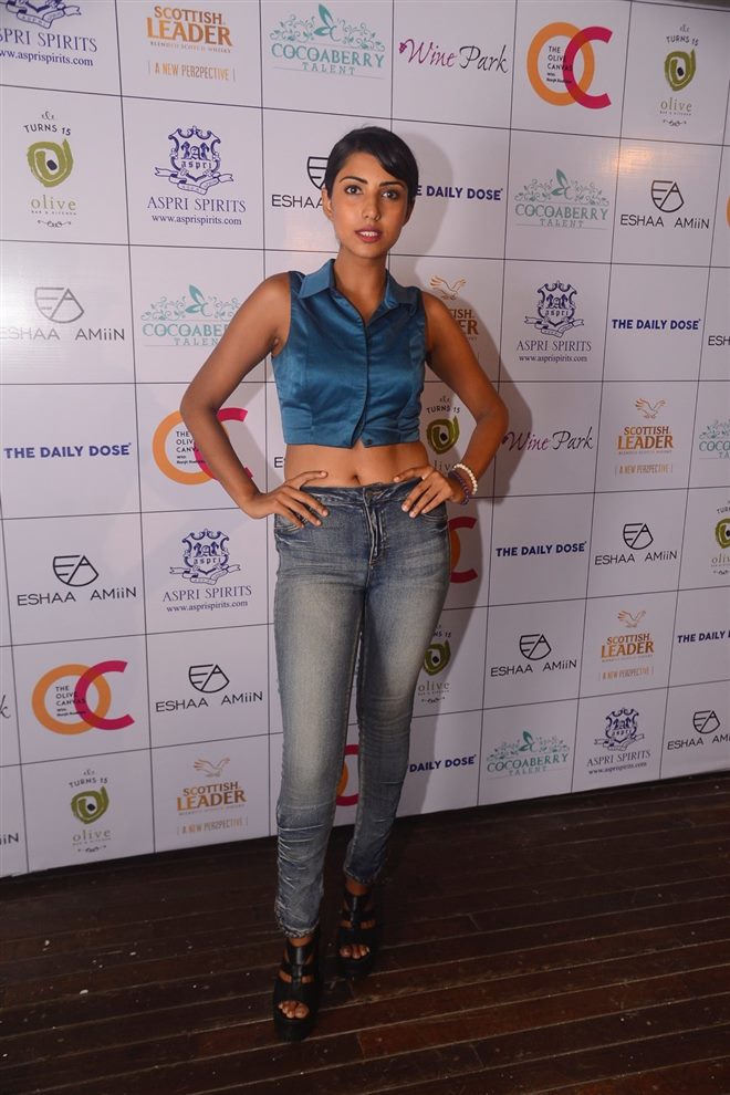 Esha Amin Party With Pooja Chopra - Filmibeat