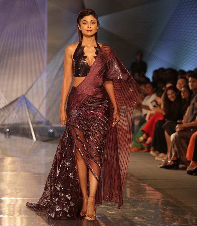 Shilpa Shetty walks for Designer Amit Aggarwal at ICW 2018 - Filmibeat