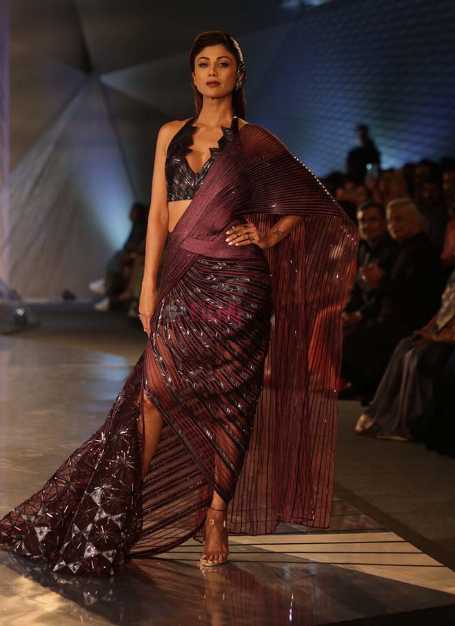 Shilpa Shetty walks for Designer Amit Aggarwal at ICW 2018 - Filmibeat