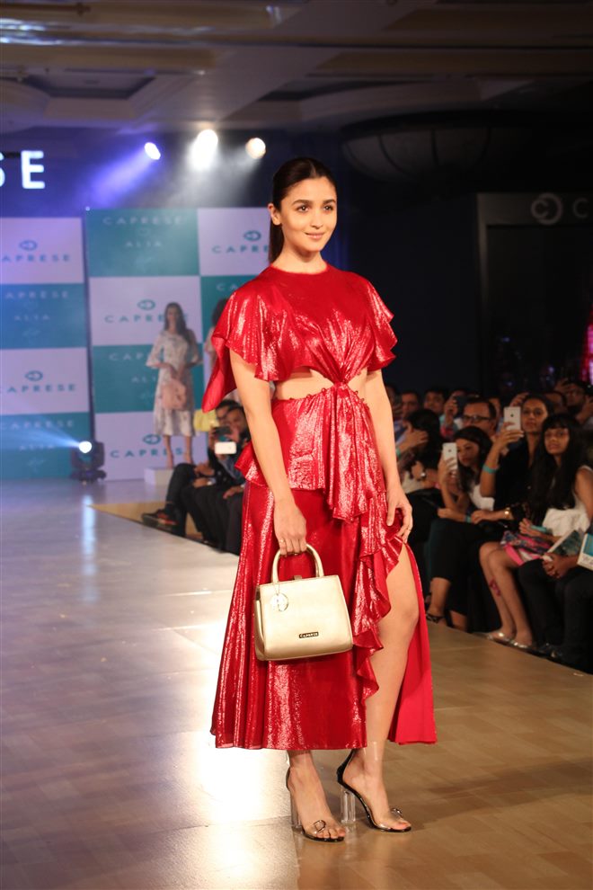 Alia Bhatt Walks The Ramp For Caprese - Filmibeat