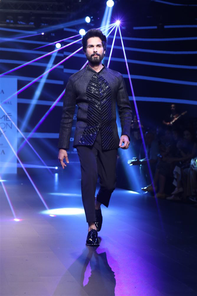Disha Patani & Shahid Kapoor Walk the Ramp at Lakme Fashion Week 2018 ...
