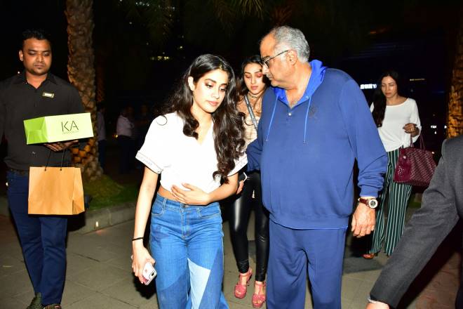 Janhnvi kapoor Family At Bandra - Filmibeat