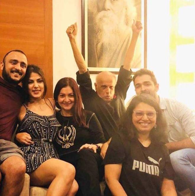 Rhea Chakraborty And Mahesh Bhatt Viral Photos - Filmibeat