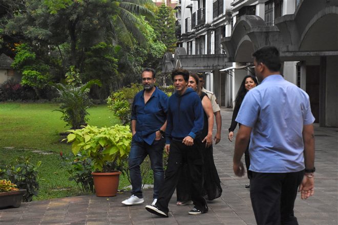 Shah Rukh Khan At Karuna's Birthday - Filmibeat