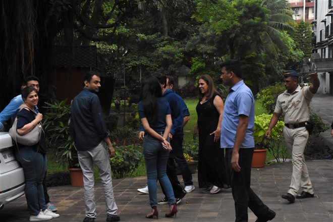 Shah Rukh Khan At Karuna's Birthday - Filmibeat