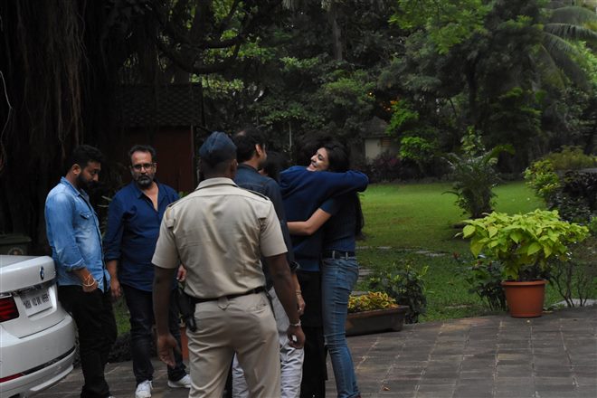 Shah Rukh Khan At Karuna's Birthday - Filmibeat