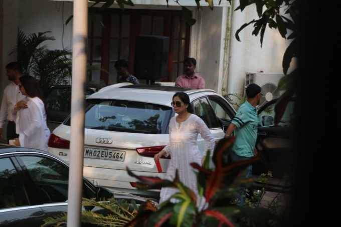 Bollywood Celebs pays tribute to Krishna Raj Kapoor at Chembur house ...