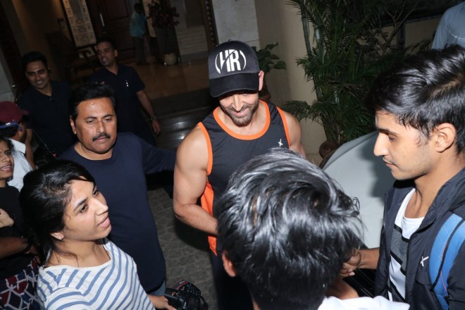 Hrithik Roshan Celebrates Birthday With Fans Photos - Filmibeat