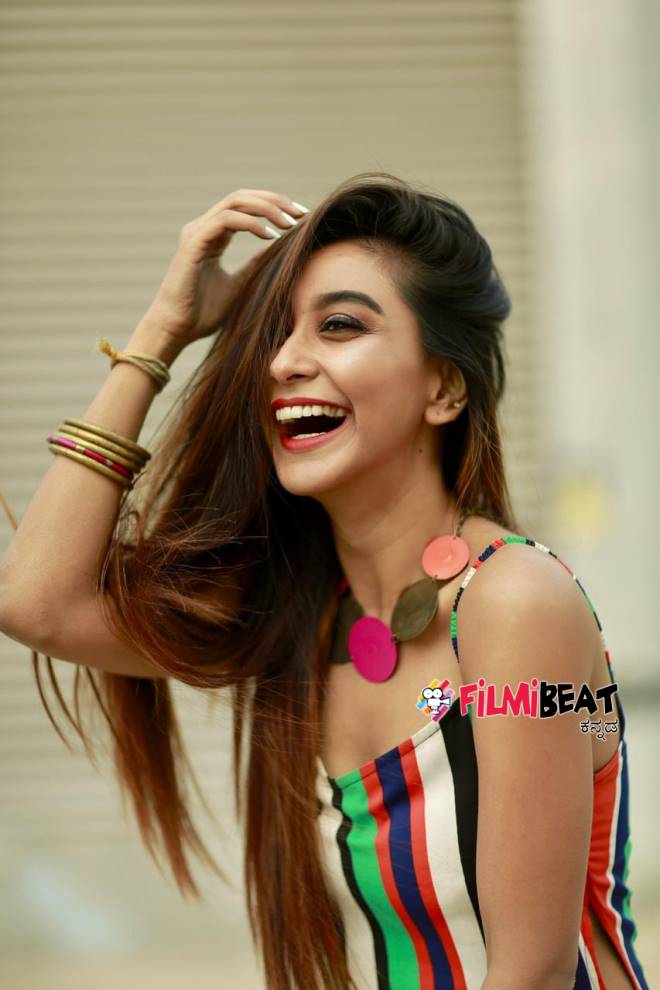 Sravya Photos: Find Latest HD Images, Pictures, Stills & Pics - Filmibeat