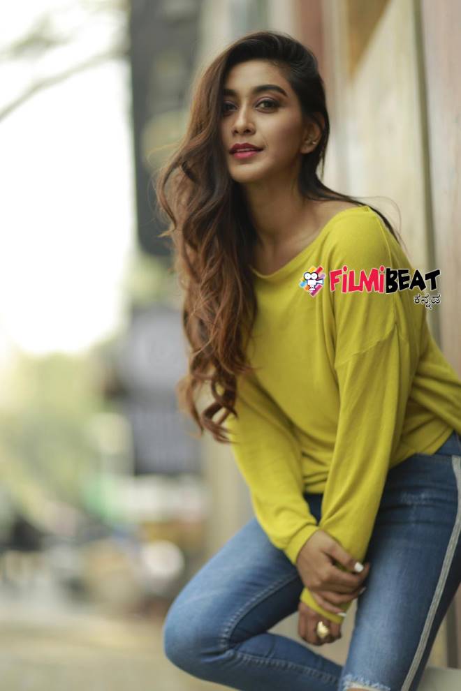 Sravya Photos: Find Latest HD Images, Pictures, Stills & Pics - Filmibeat