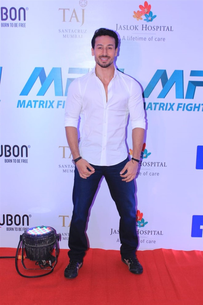 Celebs On The Red Carpet Of Matrix Fight Night Photos - Filmibeat