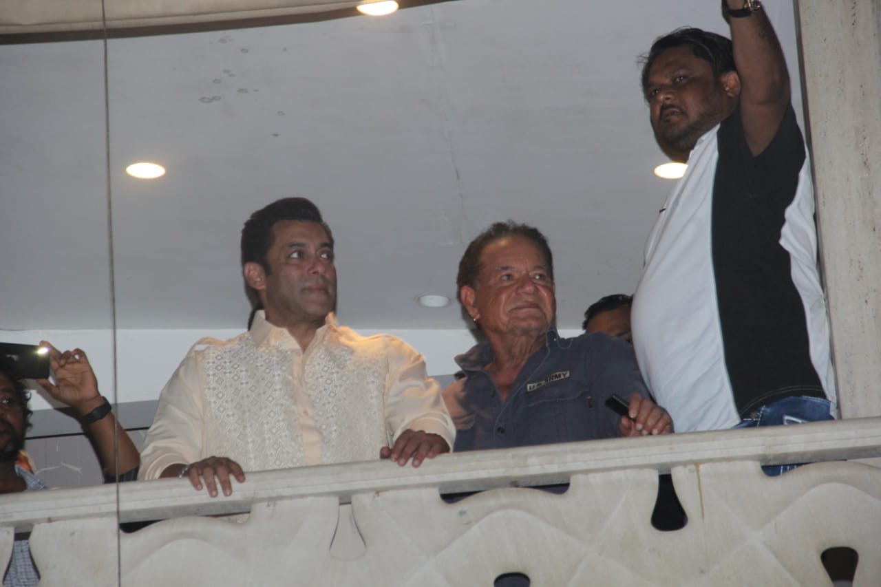 Shahrukh Khan And Salman Khan Wishes Fans On The Special Occasion Of ...