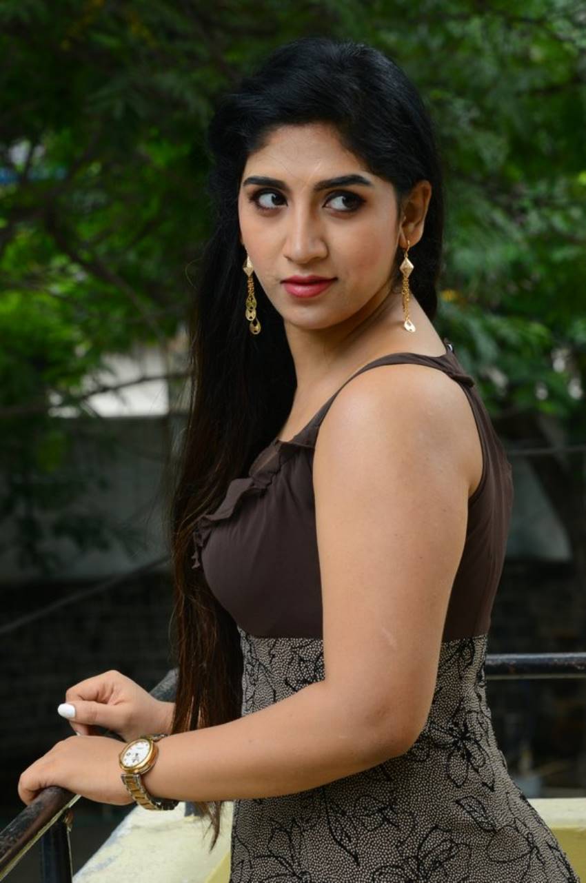 20+ Aayesha Photos: Find Latest HD Images, Pictures, Stills & Pics ...