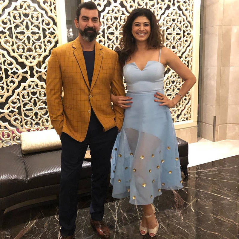 Romantic Moments of Pooja Batra And Nawab Shah - Filmibeat