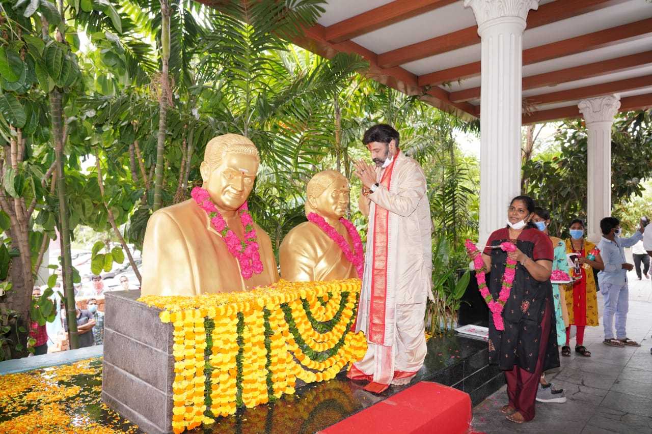 Indian Celebs Birthday Celebration Photos - Filmibeat
