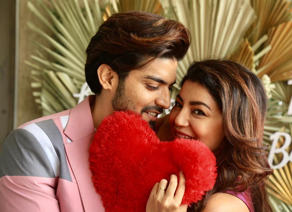 Gurmeet Choudhary and Debolina Banerjee celebrates Valentine's Day 2021 ...