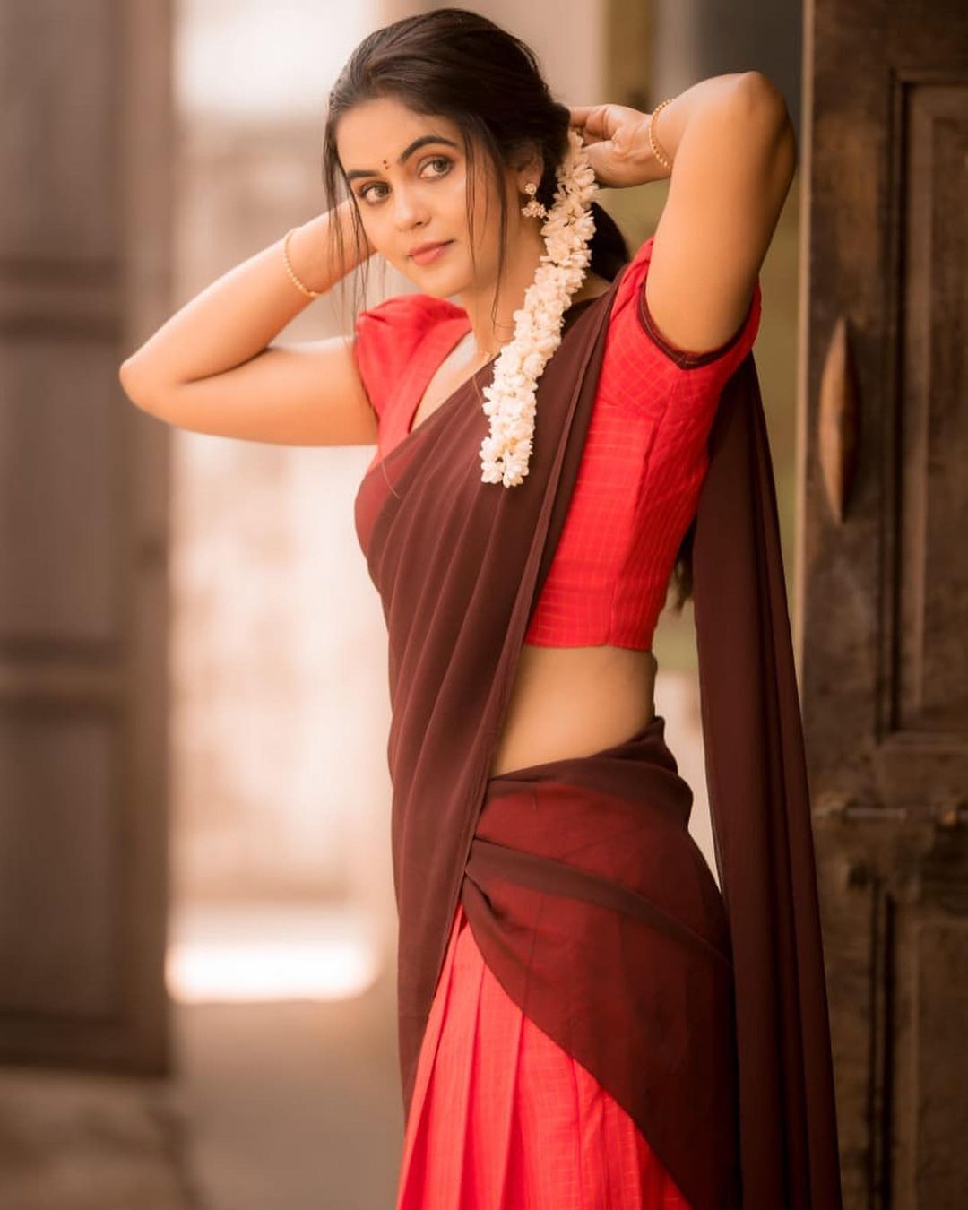 யாரடி நீ மோகினி சைத்ரா ரெட்டியா இது.. பாவடை சட்டையில் என்னம்மா பவ்யமா ...