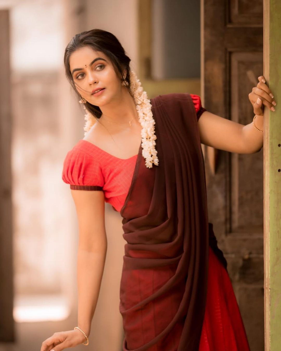 யாரடி நீ மோகினி சைத்ரா ரெட்டியா இது.. பாவடை சட்டையில் என்னம்மா பவ்யமா ...