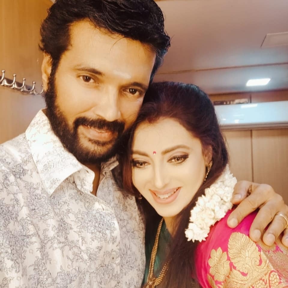 விவாகரத்துக்கு பிறகு மீண்டும் கணவருடன் சேர்ந்த நடிகை.. கேக் வெட்டி ...