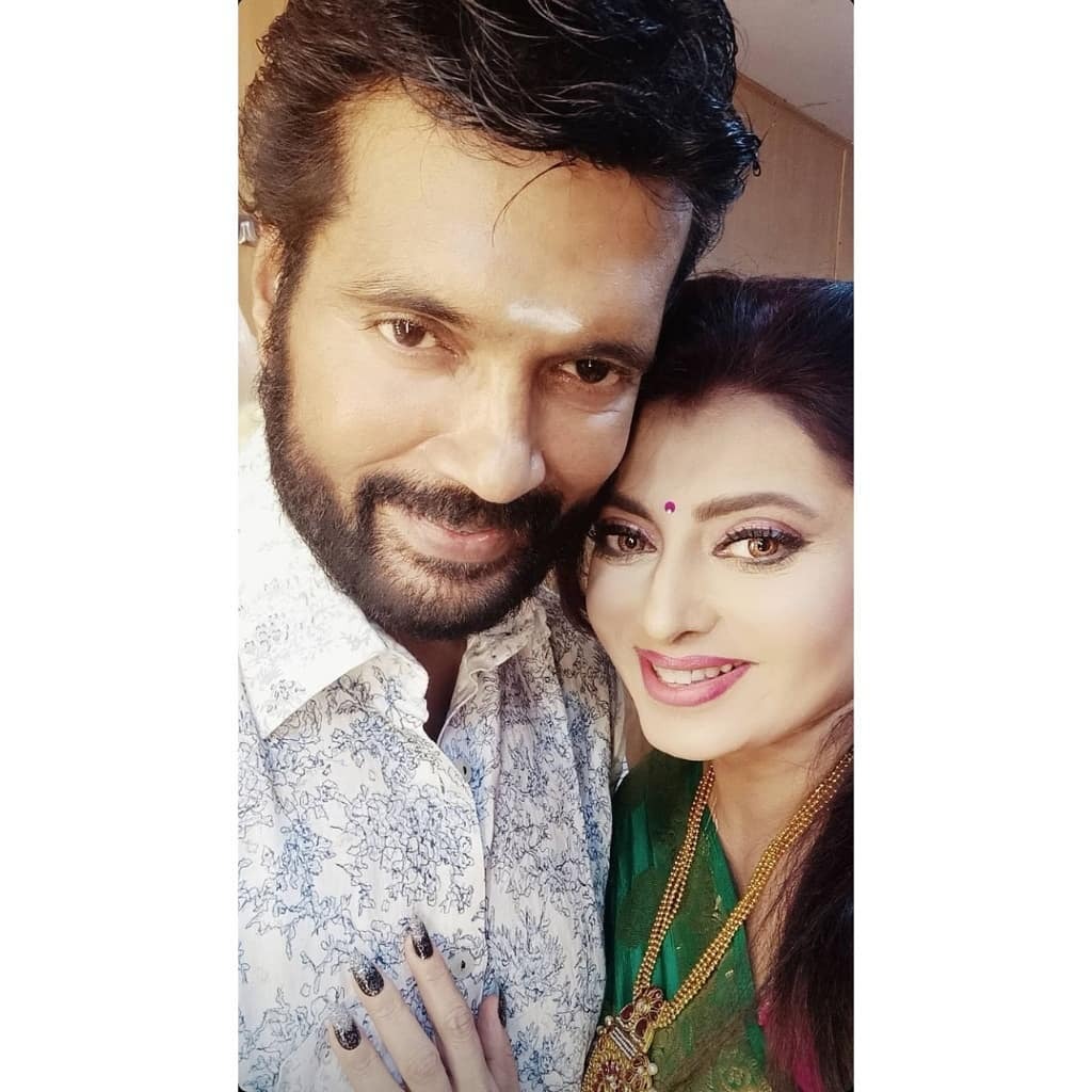 விவாகரத்துக்கு பிறகு மீண்டும் கணவருடன் சேர்ந்த நடிகை.. கேக் வெட்டி ...