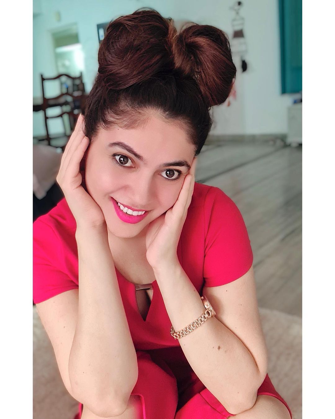 அப்டியும் இருக்கு.. இப்டியும் இருக்கு.. 'துள்ளுவதோ இளமை' ஷெரினின் விதவிதமான போட்டோ ஷூட் ...