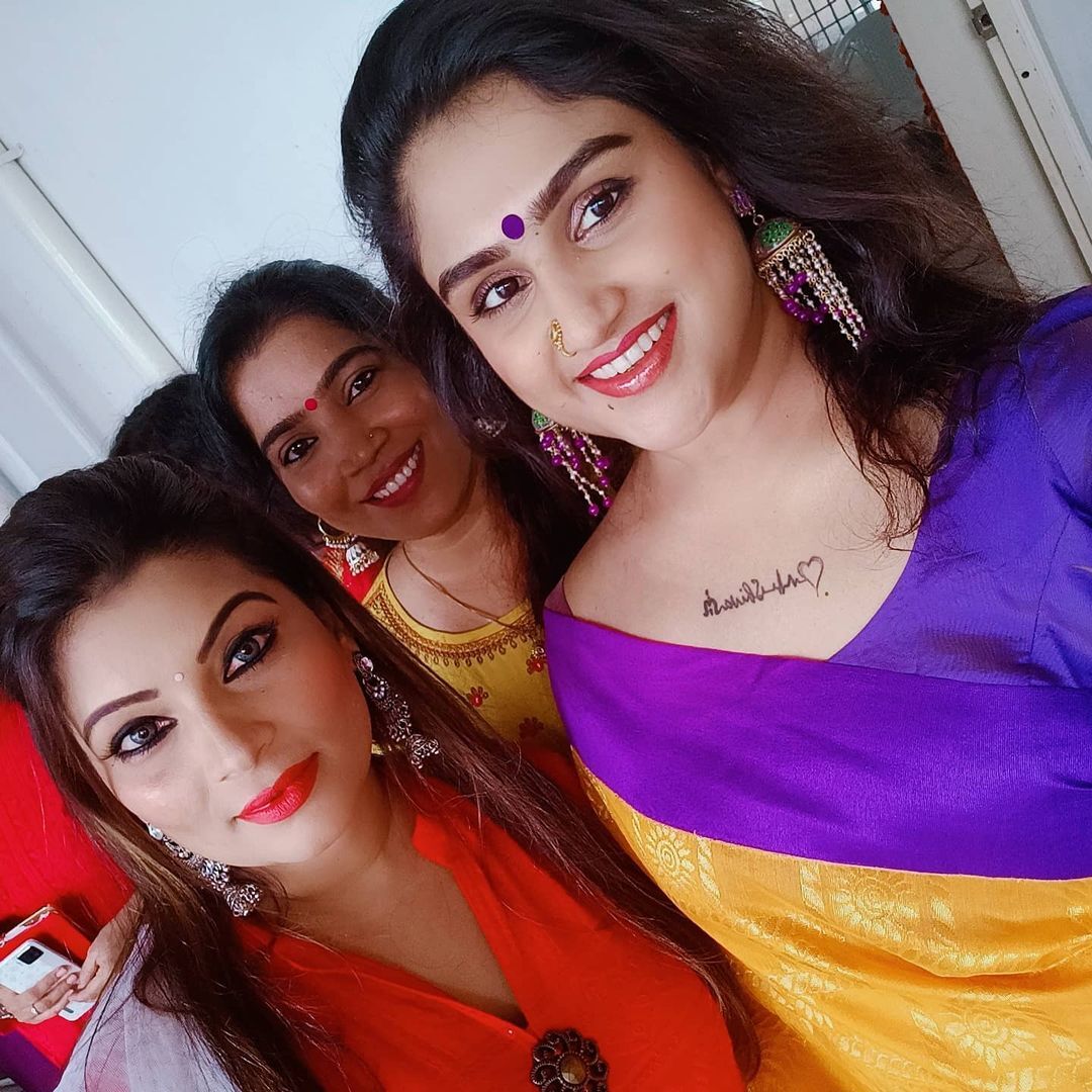 மாம்பழ நிற பட்டுப்புடவையில் கலக்கலாய் வனிதா.. புதிய பட பூஜையின் ...