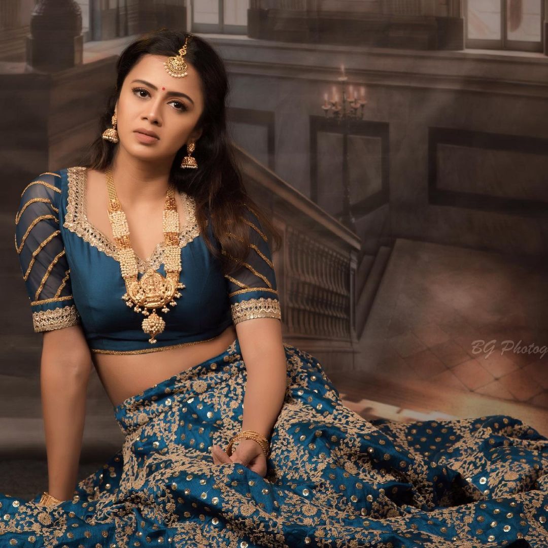 ராணி மகாராணியாக மாறிய பிரபல தொகுப்பாளினி.. கண்கொள்ளா அழகை பார்த்து ...