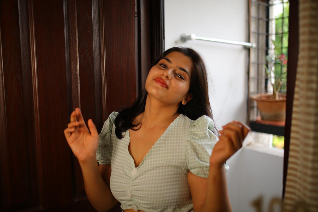 Kavya Photos: Find Latest HD Images, Pictures, Stills & Pics - Filmibeat