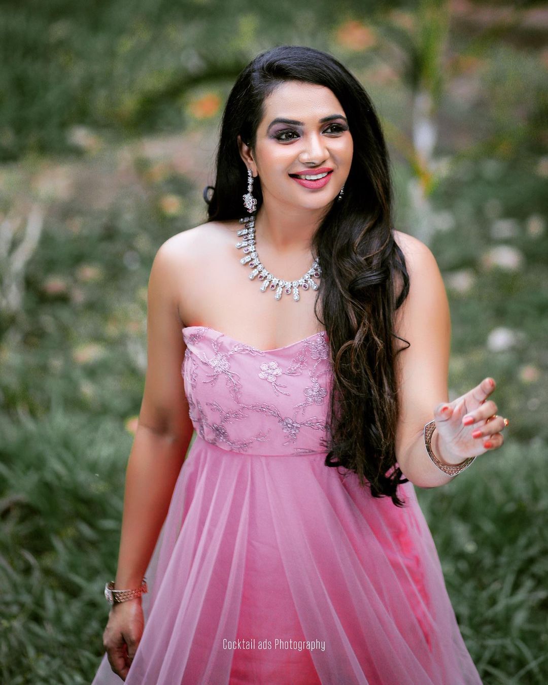 സീരിയലിലെ വില്ലത്തി, സോഷ്യല്‍ മീഡിയയിലെ താരം; ഹോട്ട് ലുക്കില്‍ വേദിക ...