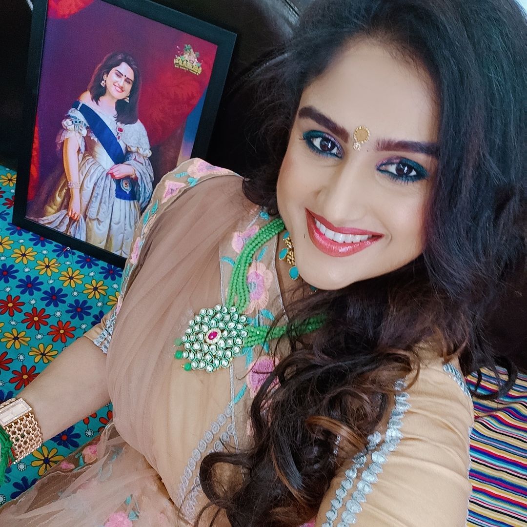 கழுத்தில் புது தாலி.. வாயோடு வாய் வைத்து.. வைரலாகும் வனிதாவின் புத்தம் ...