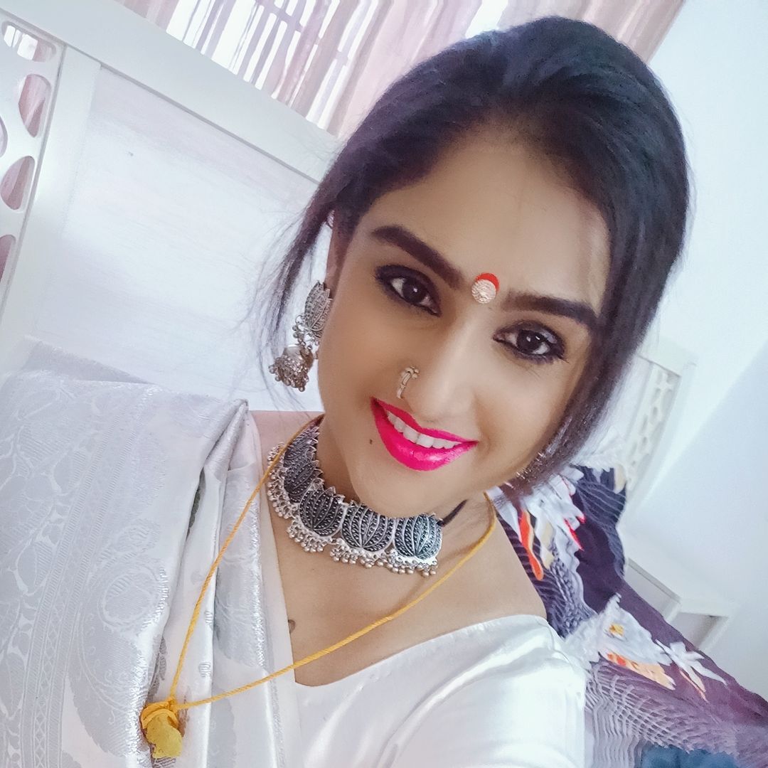 கழுத்தில் புது தாலி.. வாயோடு வாய் வைத்து.. வைரலாகும் வனிதாவின் புத்தம் ...