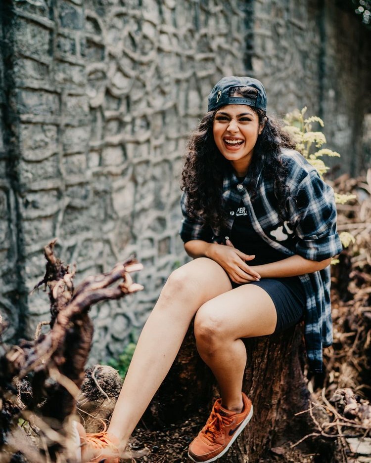 Faria Abdullah: పొట్టి నిక్కరుతో షాక్ ఇచ్చిన జాతిరత్నాలు చిట్టి.. హాట్ ...