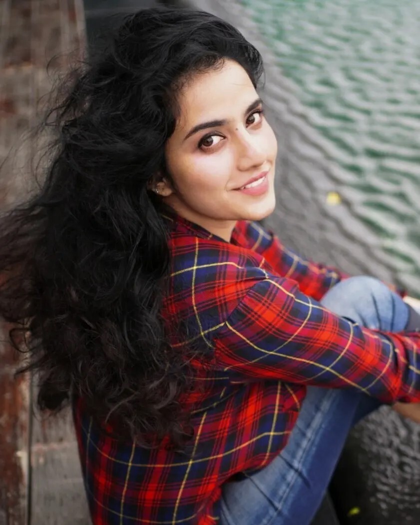 ഇഷ്‌ക നായിക ആന്‍ ശീതളിന്‌റെ കിടിലന്‍ ഫോട്ടോഷൂട്ട്, ചിത്രങ്ങള്‍ കാണാം ...