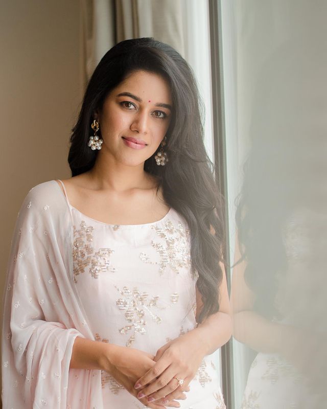 வாவ்...அழகில் அசத்தும் மிர்னாலினி ரவி...லவ்லி ஃபோட்டோஸ் | Actress ...