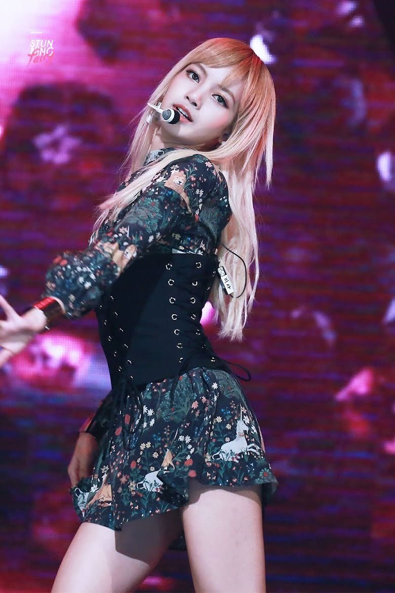 BLACKPINK's Lisa Slaying On Stage In These Iconic Looks - Filmibeat