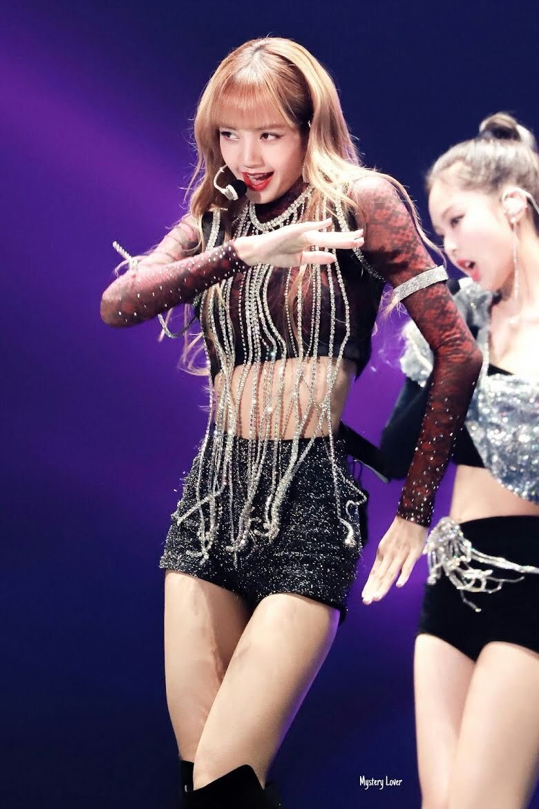 BLACKPINK's Lisa Slaying On Stage In These Iconic Looks - Filmibeat