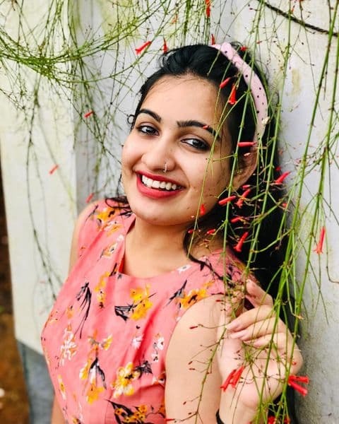 സിമ്പിൾ ആൻഡ് സ്റ്റൈലീഷ് ലുക്കിൽ പ്രേക്ഷകരുടെ പ്രിയപ്പെട്ട താരം, മാ ...