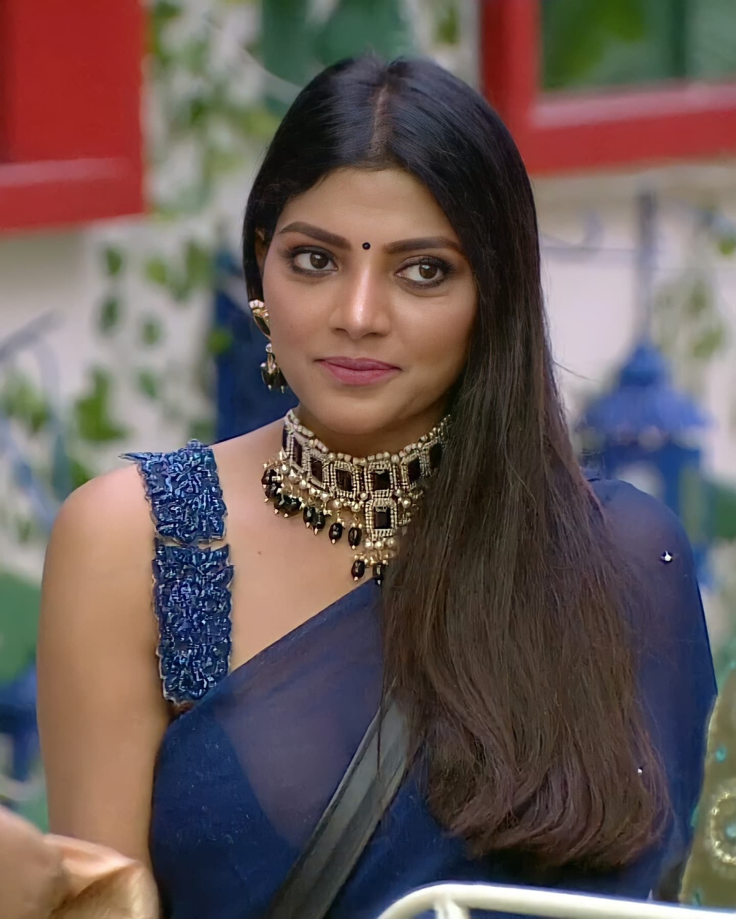 Lahari Shari : బ్లూ శారీలో కాక రేపిన 'అర్జున్‌ రెడ్డి`భామ | Lahari ...