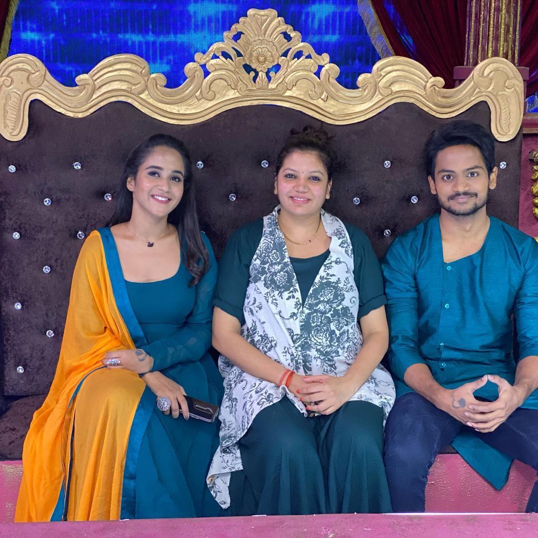 Bigg Boss Telugu Contestant Natraj Master భార్య నీతూ సీమంతం ఫోటోలు ...