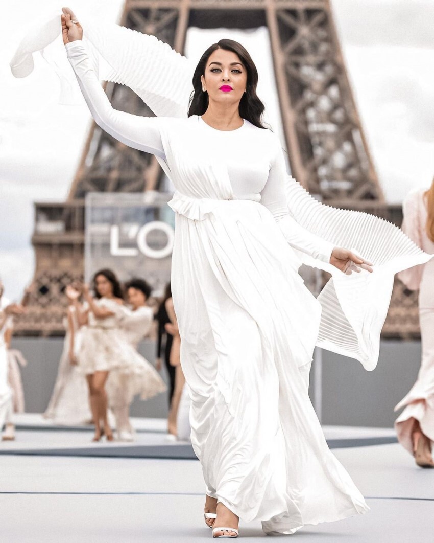 Aishwarya Rai Bachchan walk the ramp for Paris Fashion Week - Filmibeat