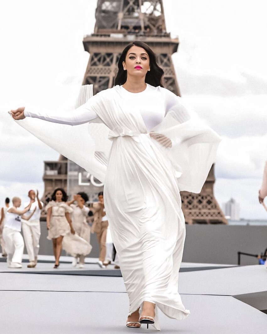 Aishwarya Rai Bachchan walk the ramp for Paris Fashion Week - Filmibeat