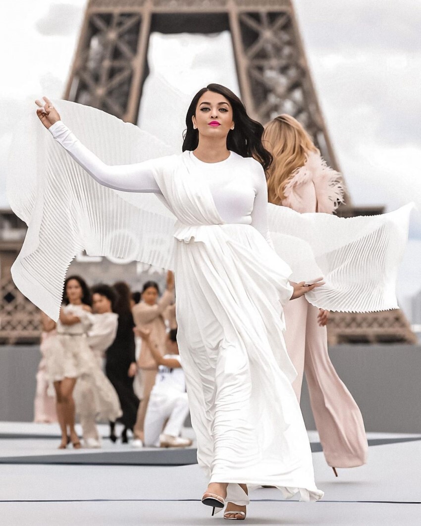 Aishwarya Rai Bachchan walk the ramp for Paris Fashion Week - Filmibeat